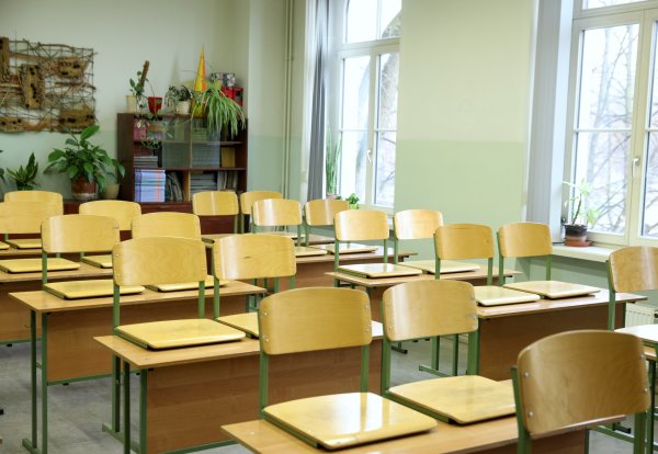 Krāpnieki vai muļķi? Latvijā iztērēti miljoni, lai saprastu, ka skolās ...