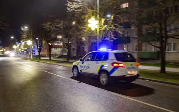 Pusaudzis ar vecāku automašīnu bēdzis no policijas ar 235 km/h lielu ...